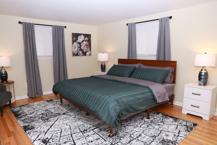 Spacious 4 Bed/2 Bath Wiith Sun Room! - Cooley Lake, MI