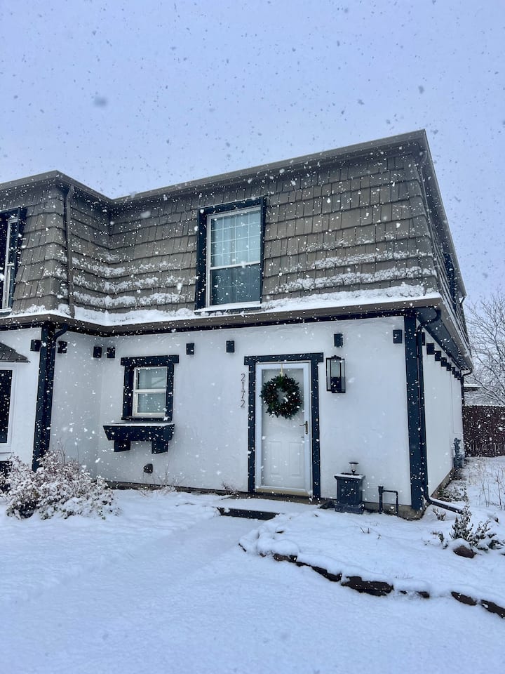 Broadmoor Mountain Cottage Home - Colorado Springs, CO