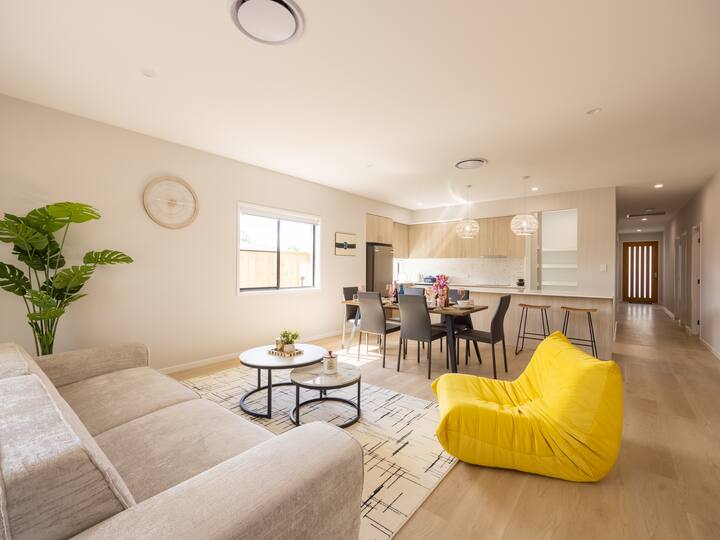 Mins To Shops, Dining & Highways! 4beds Cozy Home - Logan Village