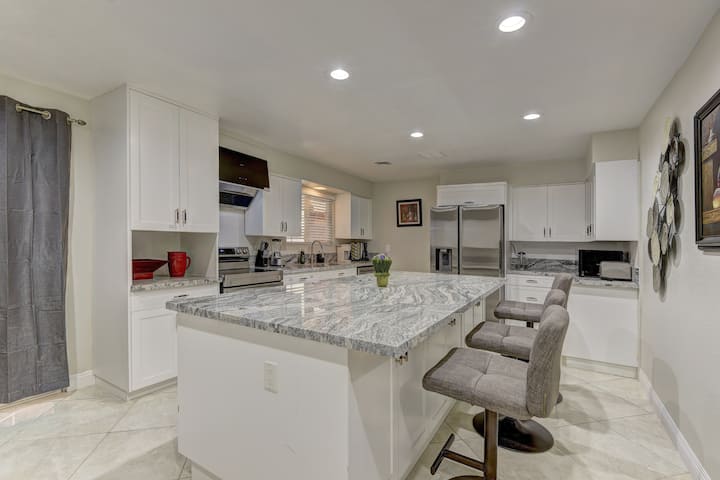 New Renovated Villa #2 * 5 Miles Strip/convention - Las Vegas, NV