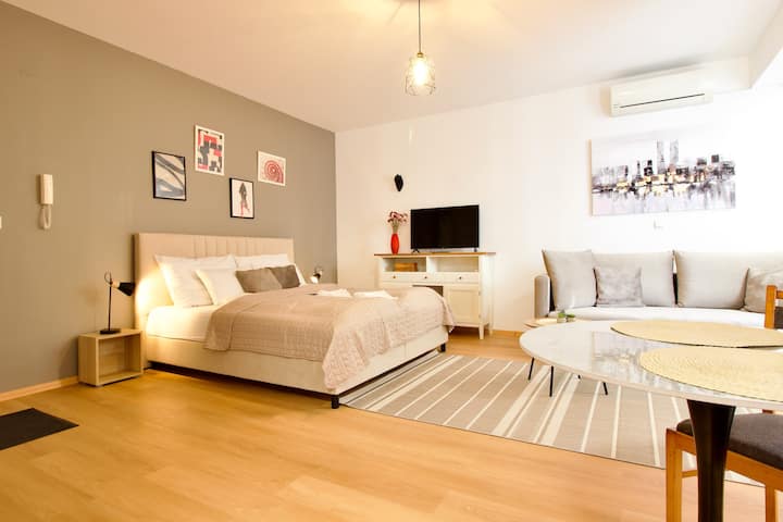 City Center, New Studio, Balcony, Quite, Parking - Budapest
