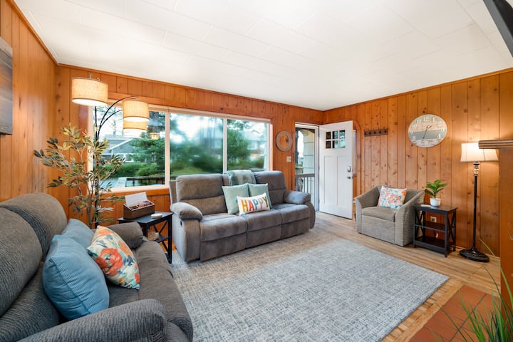 Cozy:~pacman~walkobeach/eats/cove/town~dog~fenced - Seaside, OR