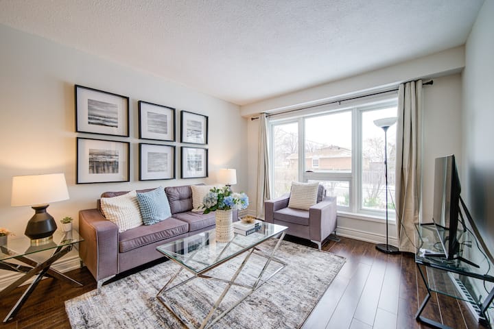 Spacious 5-br Family Retreat | 3 Parking & Disney+ - Toronto