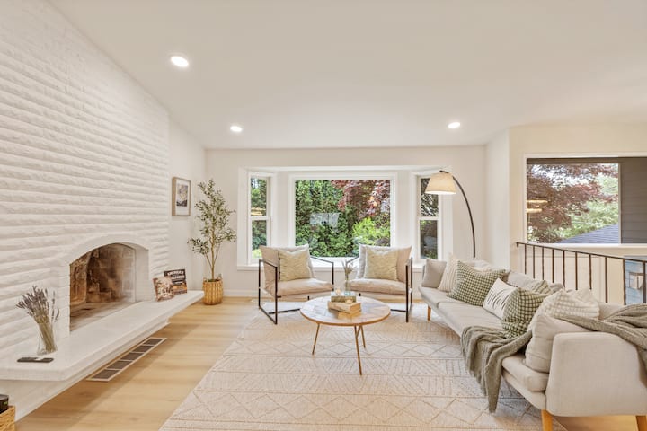 Spacious Modern Retreat W Game Room And Yard - Mukilteo, WA