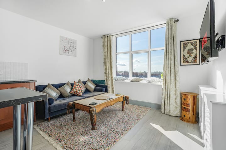 Spacious Penthouse Apartment | Private Parking - Northampton