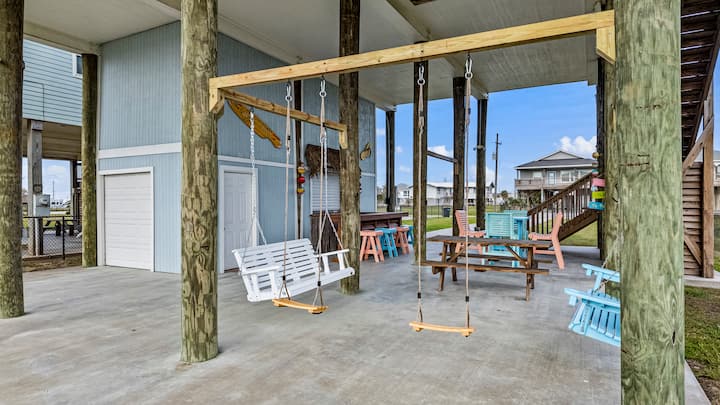 Family Friendly - Walk To Beach - Sleeps 10 - Crystal Beach, TX