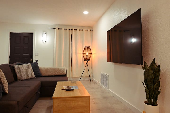 Modern Two Bed Retreat 5 Min From Lake Wwash/dryer - Northwest Oklahoma City - Oklahoma City