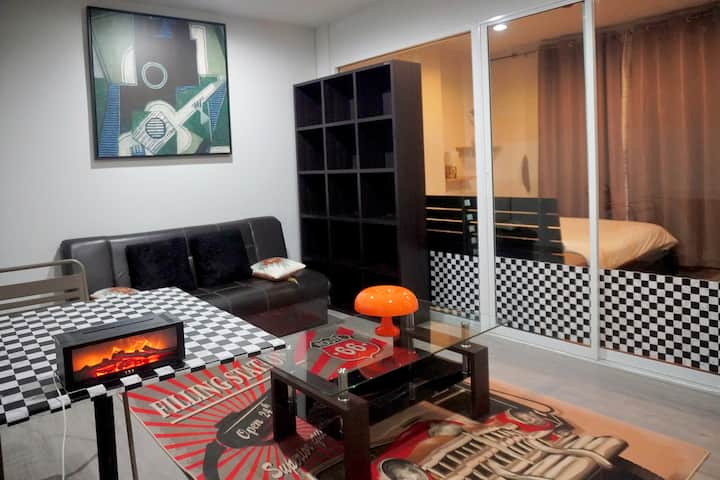 步行3分钟到达bts轻轨站的便利公寓，有加大双人床/木吉他/泳池/健身房/7-11便利店 - Phra Khanong