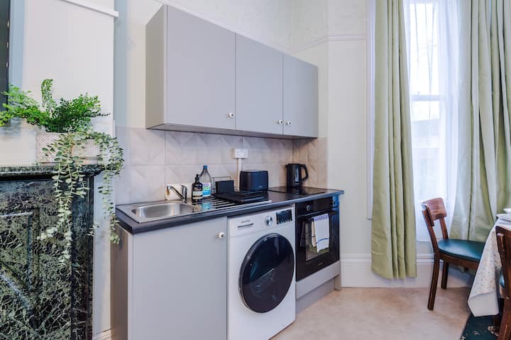Victoria Park Studio 1: Free Parking, Wifi, Disney - Royal Leamington Spa