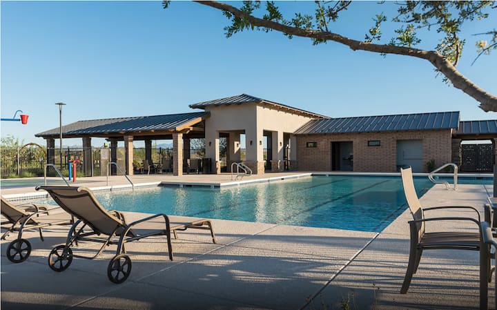 Spacious Home | Pool/playground & Fast Ev Charger - Tucson, AZ