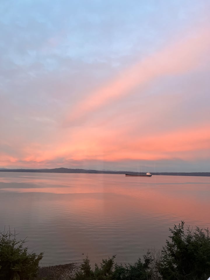 A Charming Waterfront House - Chemainus