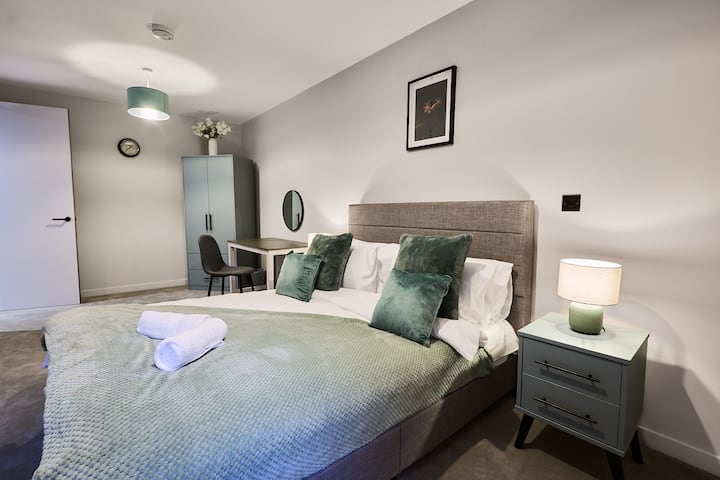 Cosy Stay | St Paul’s Square | Parking & Games - Birmingham