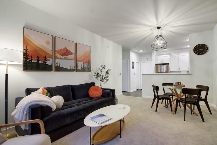 Stylish Downtown Condo W/ Parking, Gym, And Pool - Downtown Seattle - Seattle