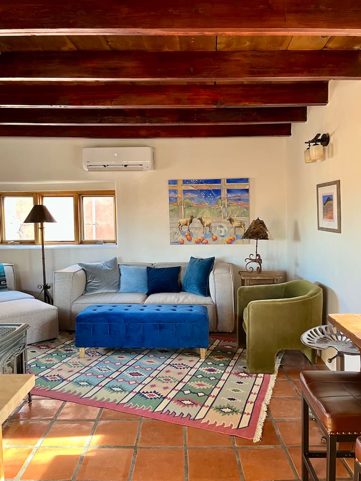Adorable Adobe Cottage - Pet Friendly Outdoors - Santa Fe