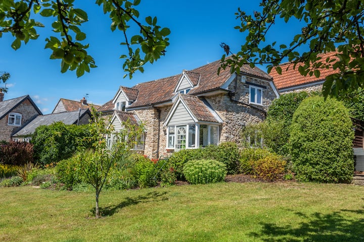 Horseshoe Cottage, (Dogs Welcome) - Axminster