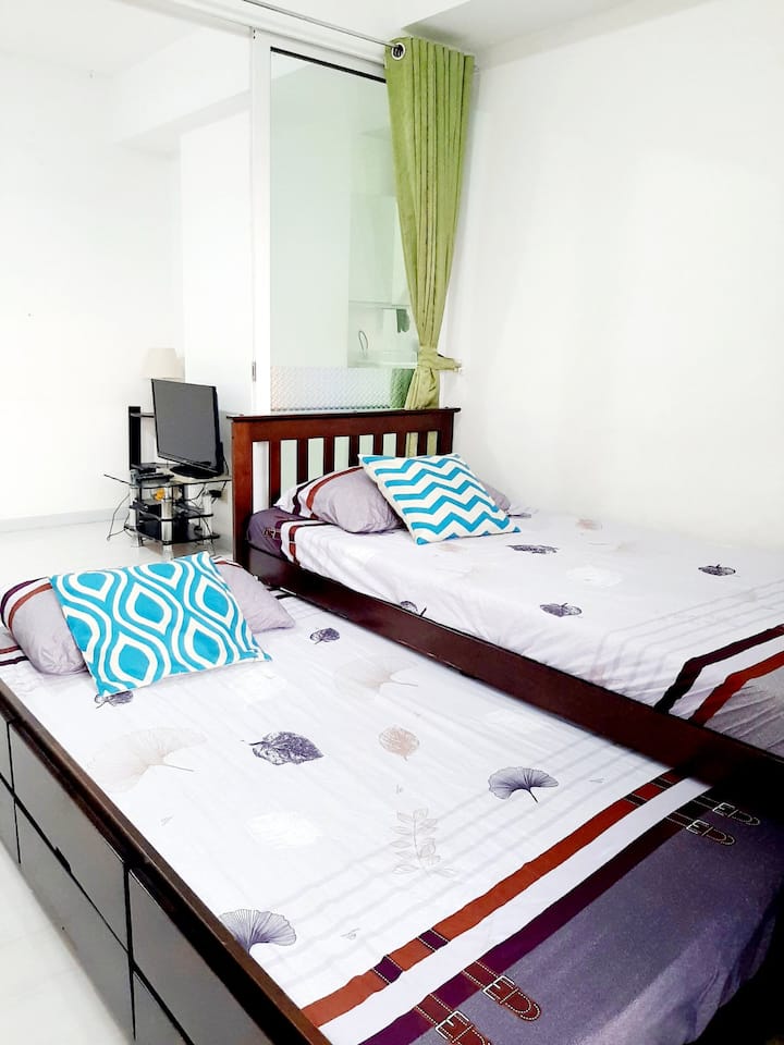 Spacious 2br @ Azure | For Groups | Free Parking - Taguig