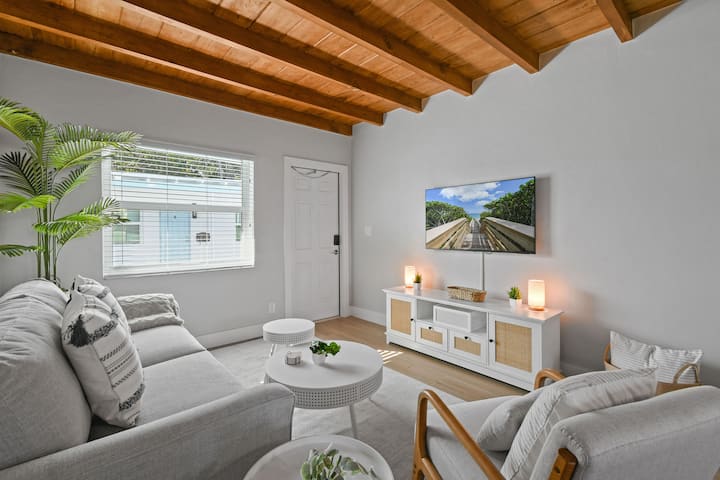 Serene Beachside Apt #5 2 Bed/1bath Free Parking - Palm Beach, FL