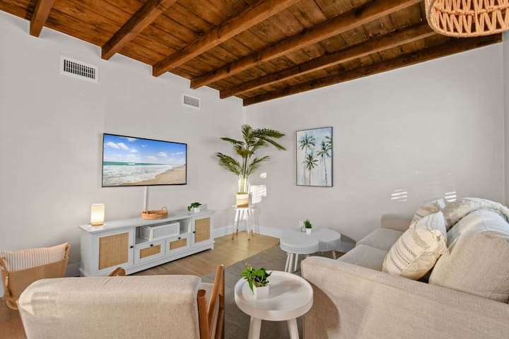 Sunny Beach Vibes Apt 7/1 Bed/1 Bath Free Parking - West Palm Beach, FL