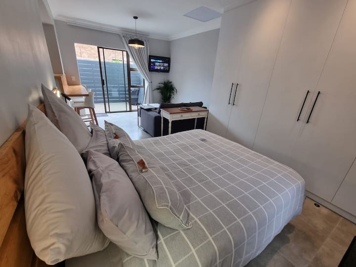 Saxon Guest Cottage Suite - Parklands