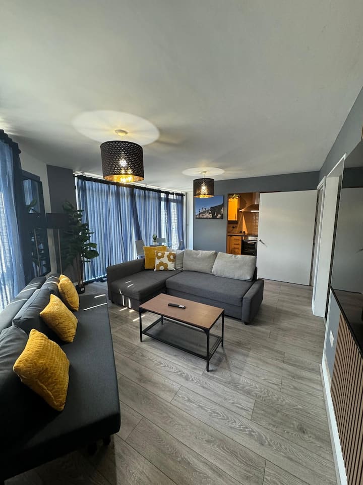 New Central Apt, Sleeps 8, Walk Everywhere - 
