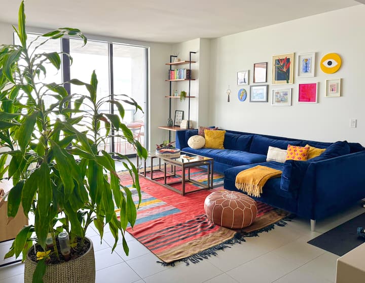 Chic High-rise, Large Balcony + Luxe Amenities - Miami, FL