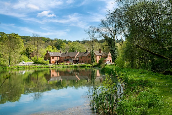 Wharf Cottage: Swimming Lake, Bbq Hut, Games Room - Leek