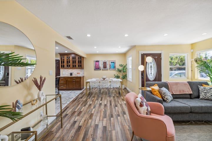 Modern Spacious Retreat W/ Private Pool & Parking - Concord