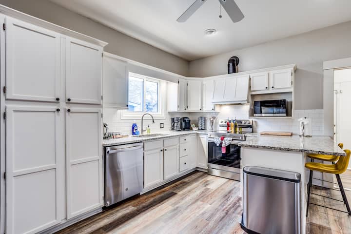 Short Walk To Wesley Hospital | 3 Beds W/ W&d! - Wichita, KS