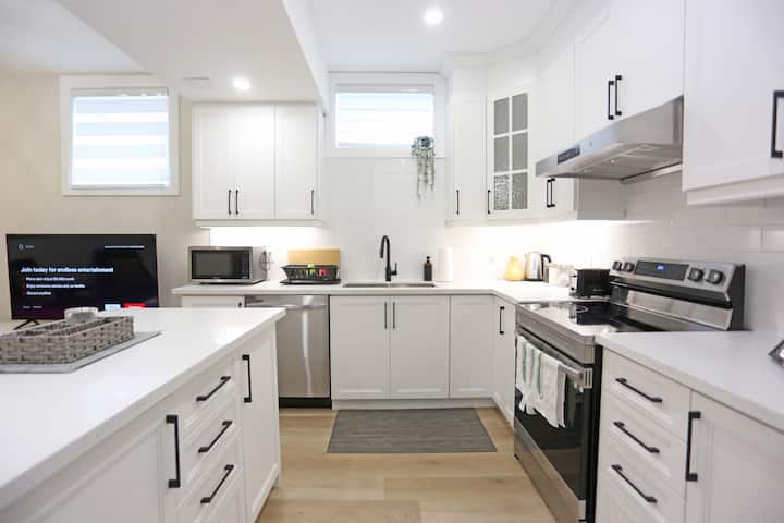 Fresh & Modern Brampton Suite - Brampton