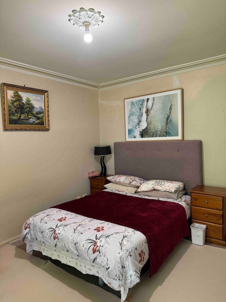 Couple Room With Shared Bathroom - Mitcham