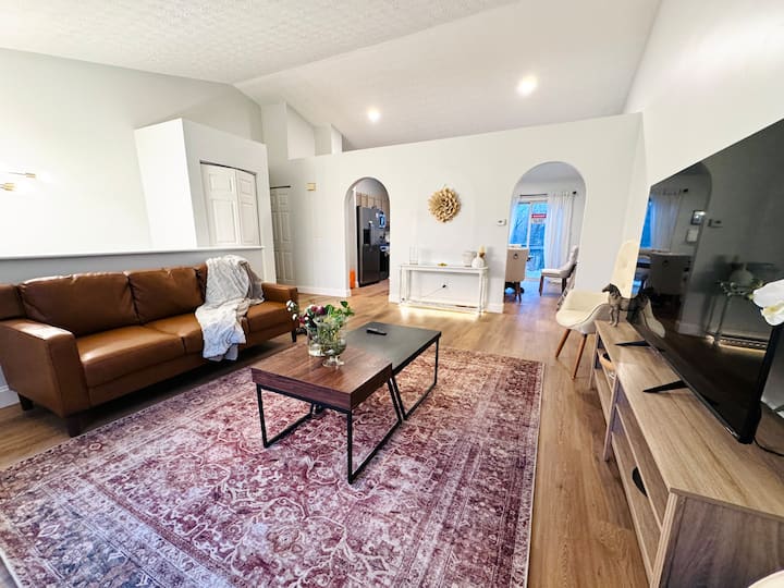 Cozy Bed | Wi-fi | Work Space|kitchen - Columbus, OH