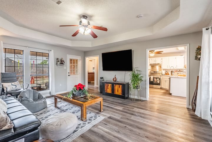 3br Spacious Home W/ Game Room & Themed Bedroom - Conway, AR