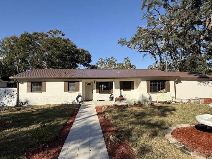 Tampa Oasis: 4-br Retreat With Private Pool & Yard - Tampa, FL