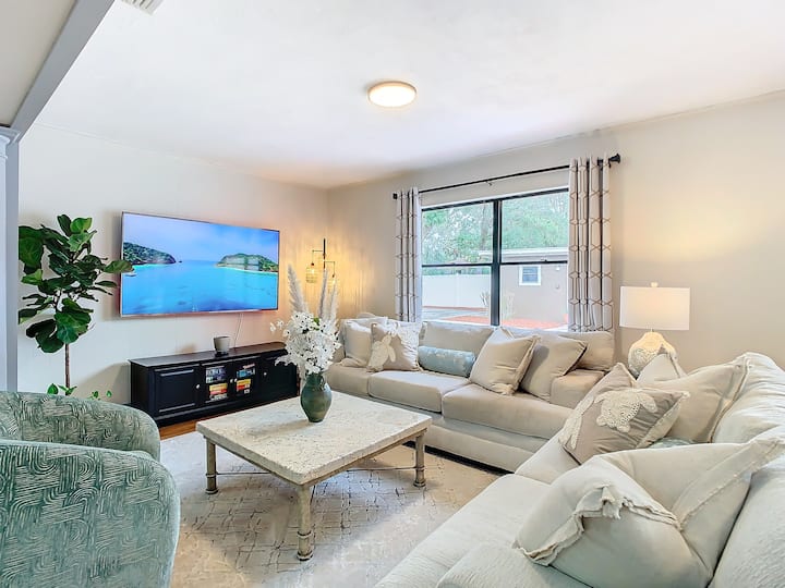 Poolside Paradise With Basketball Court - Tampa Bay, FL