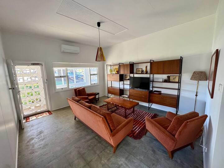 Meet Mr Vaughn's, A Newly Restored 1960's Home. - Esperance