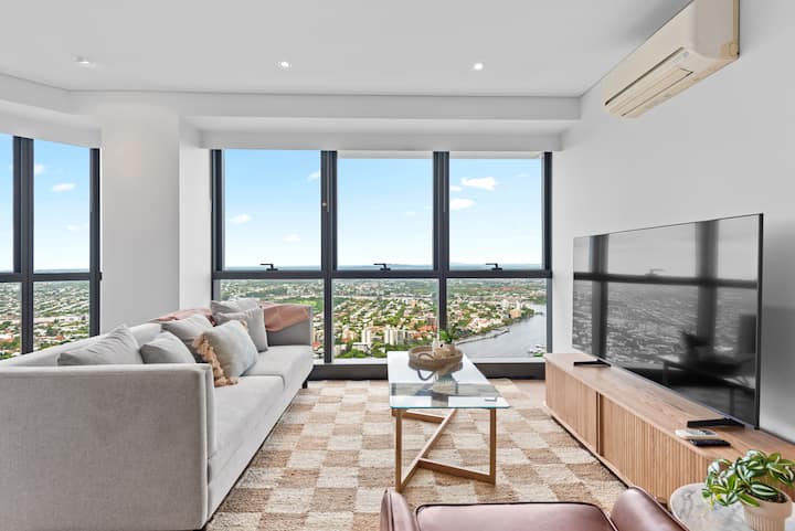 Sky High Cbd Apt W/ Endless Views, Pool & Parking - Newstead