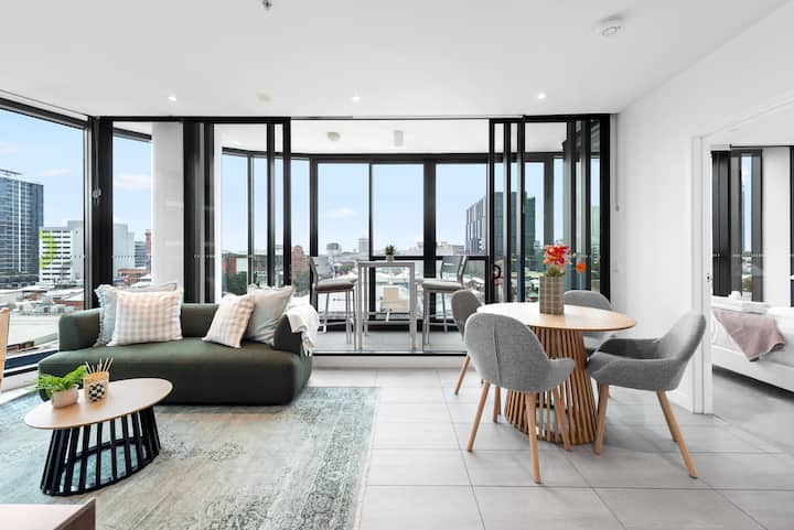 Stylish 2br W/ City View, Pool, Huge Gym & Parking - Brisbane