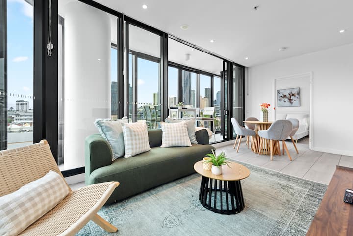 Stylish 2br W/ City View, Pool, Huge Gym & Parking - Brisbane