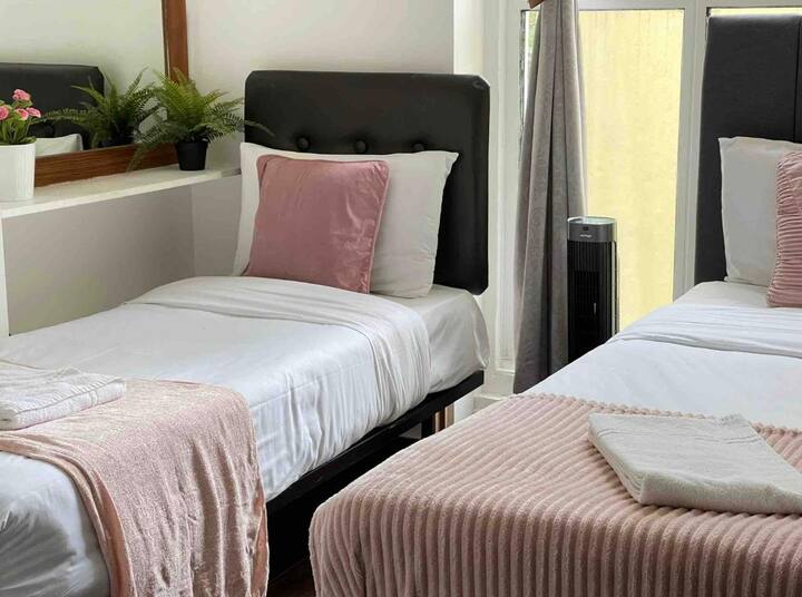 *Decorative Private Triple Hotel Room Hyde Park* - Central London
