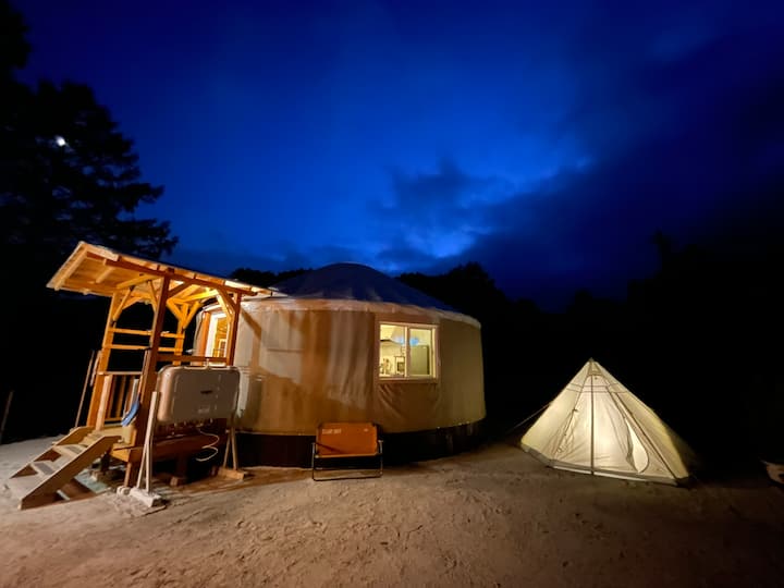 白馬村の北端にあるフル装備のユルト(ゲル)とアウトドアリビングで特別な休日を体験してください。 - Hakuba