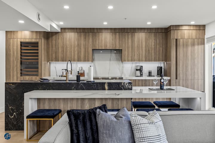 The Royal -3 Br/2 Bath Luxurious Penthouse - Canada