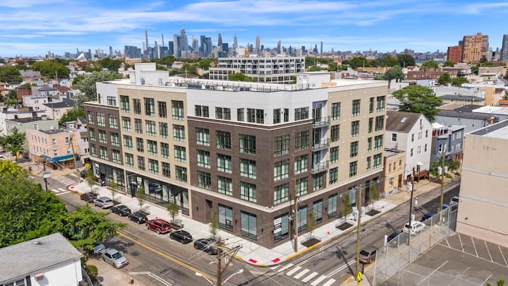 Airy Loft By Nyc W Rooftop & Parking On Premises - Jersey City, NJ