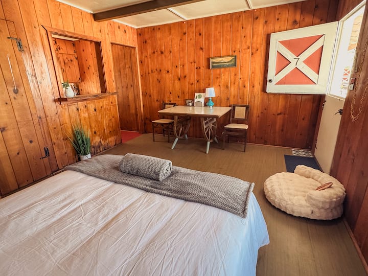 Room 7 | Pet Friendly Motel - Downtown Joshua Tree - Joshua Tree, CA