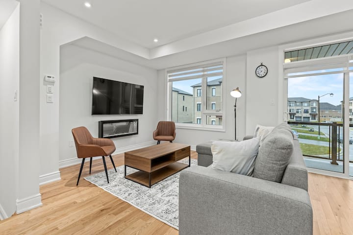 Charming 3-story Townhouse, Free Parking - Toronto