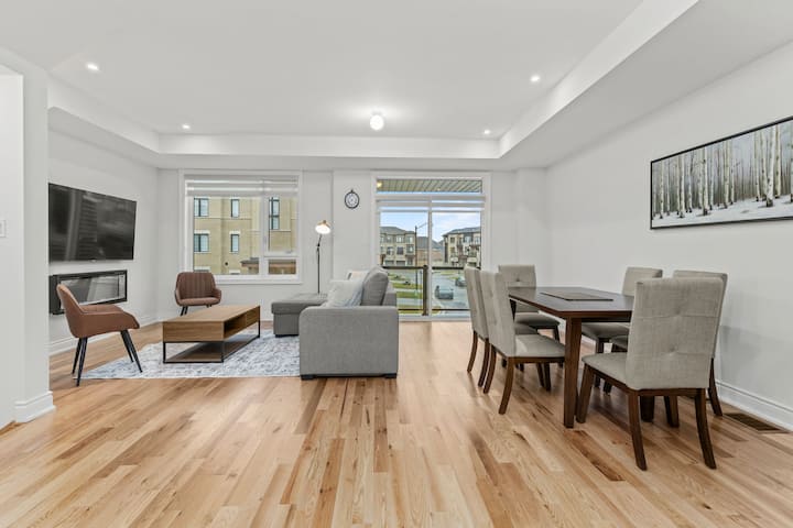 Modern Home With Parking Near Canada's Wonderland! - Vaughan