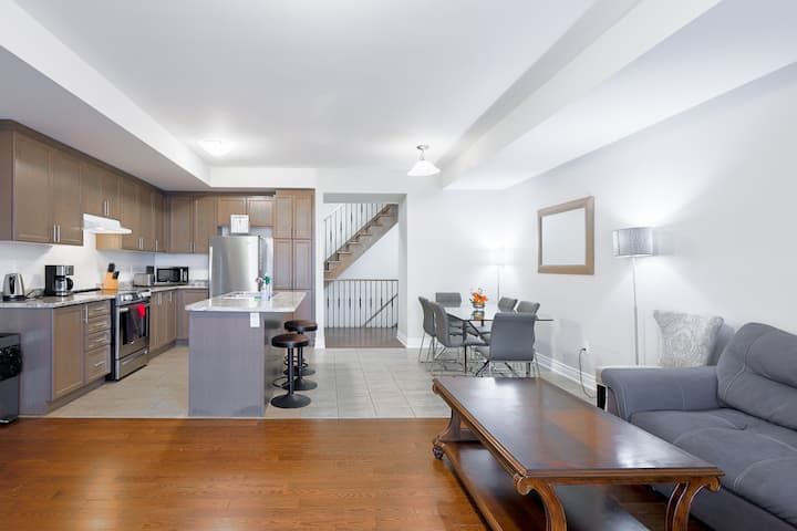 3 Level Suite In Great Area - Markham