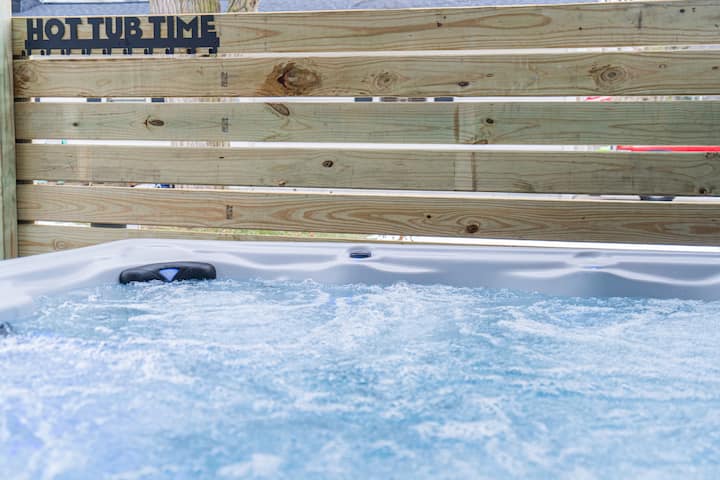 Cozy & Fun! Hot Tub * Arcade * Pool Table * 75" Tv - Boyne City, MI
