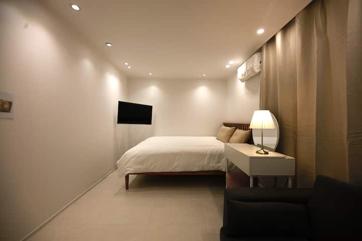 [11월평일핫딜]장박할인.1st Floor. 2room. 홍대입구역 도보 7분. 무료짐보관 - Seoul