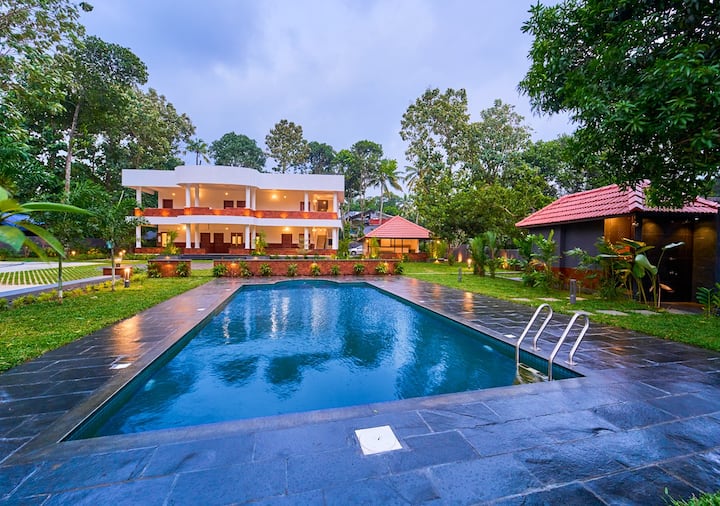 7 Bedroom Premium Pool Villa Near Varkala Cliff - Varkala