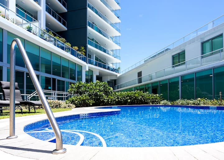 Elegant Splendour: 3br Apartment With Tram Access - Gold Coast